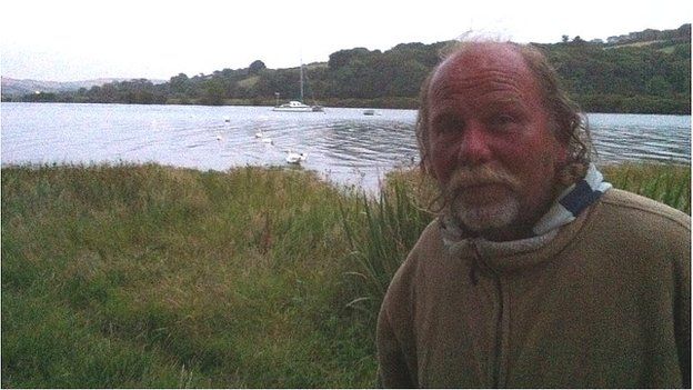 Council rows with Devon 'swan man' about feeding birds - BBC News