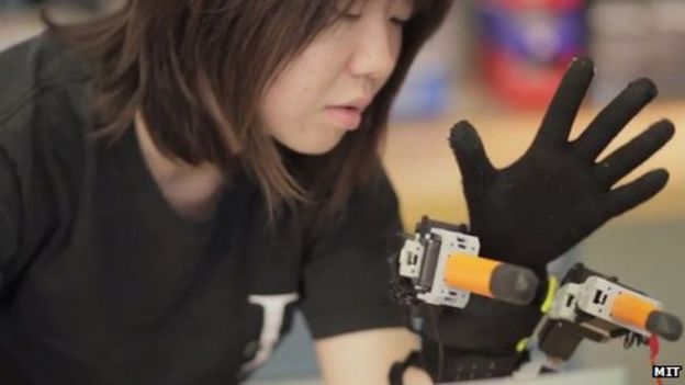 MIT scientists develop sensor-operated robotic fingers - BBC News