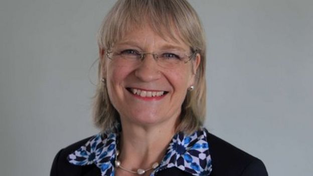 Swindon children's centre cuts proposal criticised - BBC News