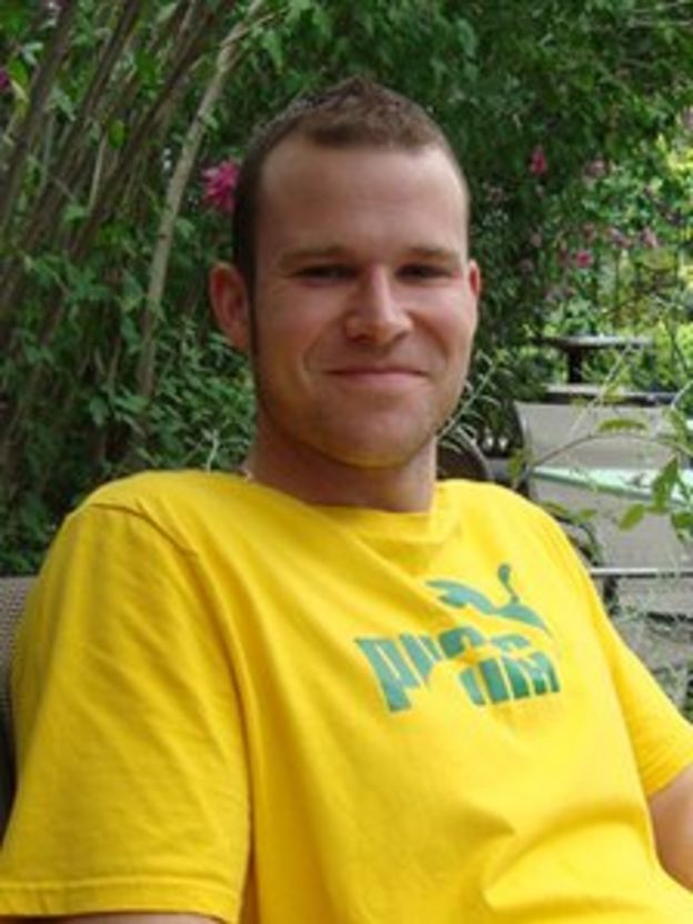 Family tribute to crash-death motorcyclist Gavin Hardy - BBC News