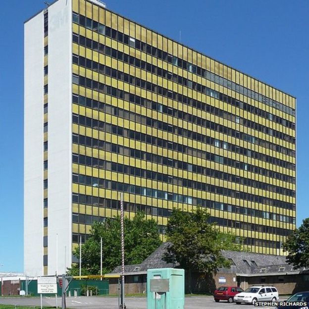 Bracknell Indoor Market makes way for building demolition - BBC News