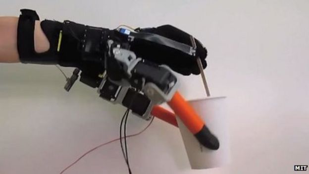 MIT scientists develop sensor-operated robotic fingers - BBC News