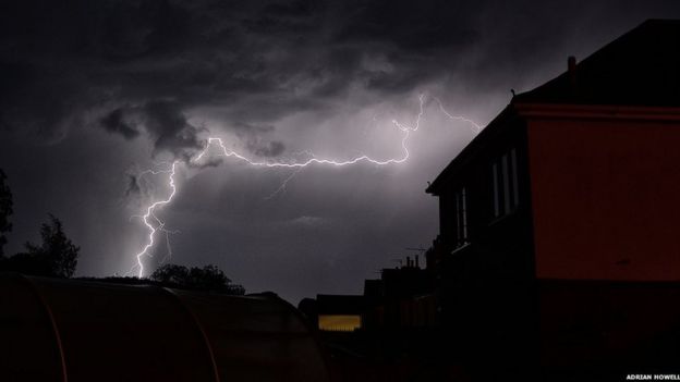 Stunning pictures as lightning lights up UK skies - BBC Newsround