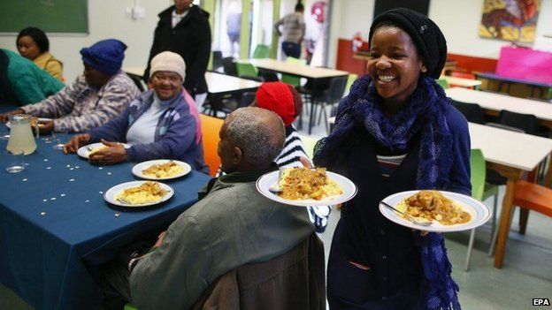 Nelson Mandela Day marked with South Africa clean-up - BBC News
