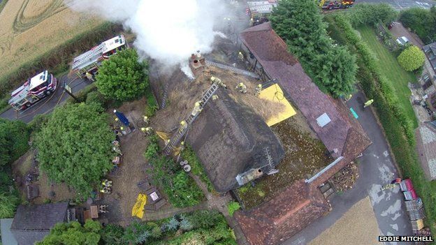 Fire breaks out in Oving pub thatched roof - BBC News