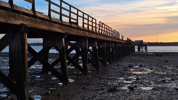 Development hope for £195k Shotley Gate pier - BBC News