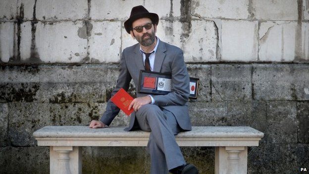 Eels frontman Mark Everett given Freedom of City - BBC News