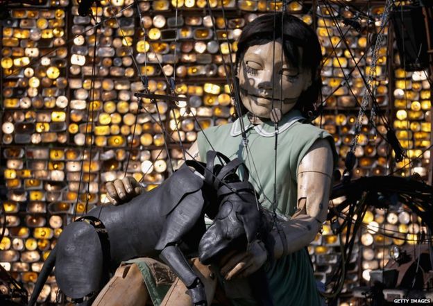 Pictures: Giant WW1 puppet procession in Liverpool - BBC Newsround