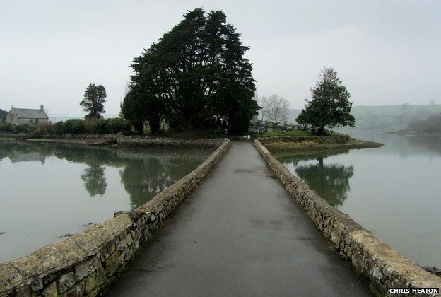 Menai Bridge's promenade centenary marked by parade - BBC News