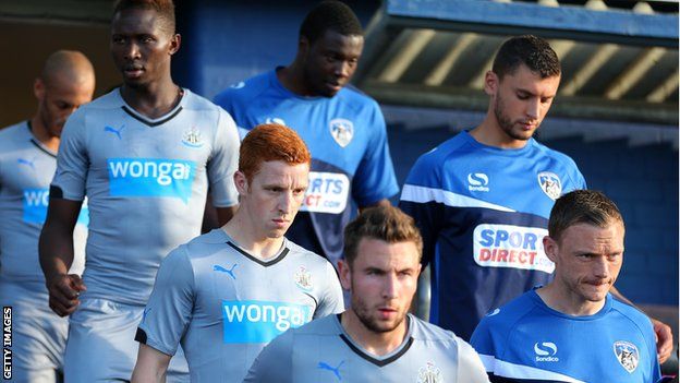 Oldham Athletic: Photocall off with new strip still to arrive - BBC Sport