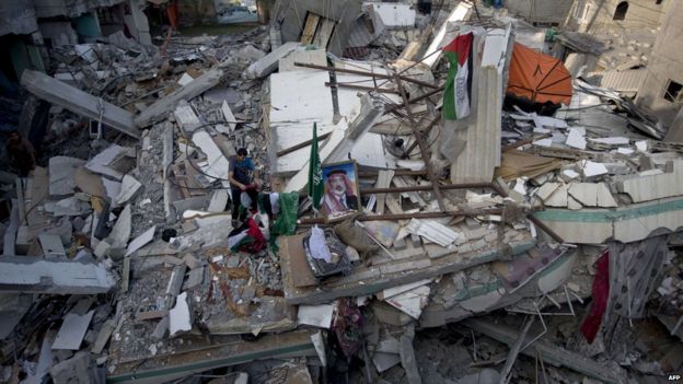 In pictures: 'Heaviest night' of Gaza strikes - BBC News