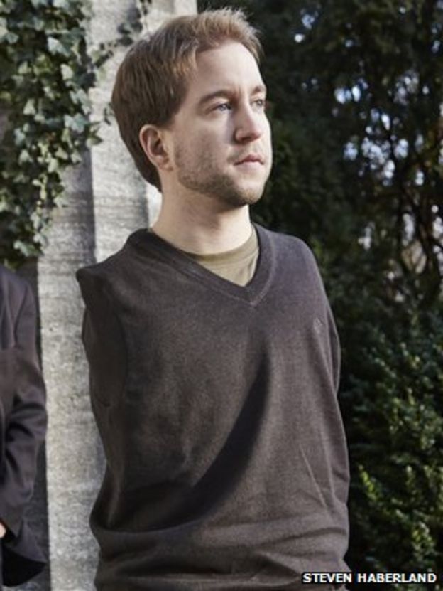 The man who plays French horn with his toes - BBC News