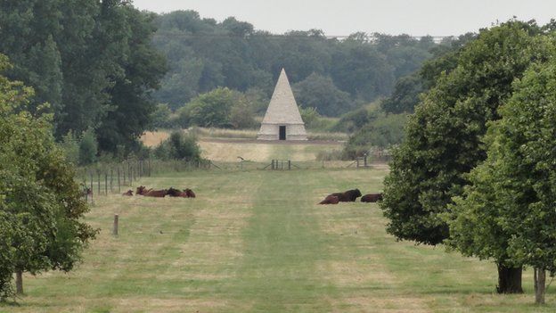Doddington Hall toasts folly tradition with pyramid - BBC News