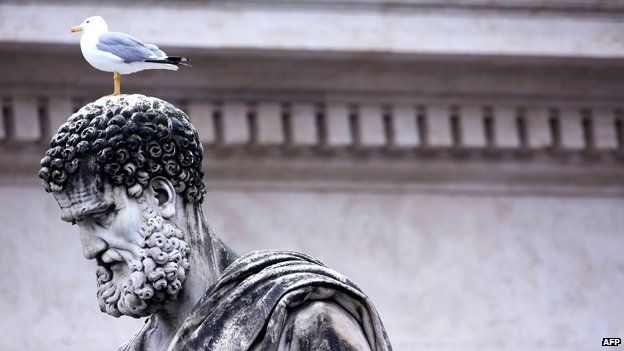 The birds that plague the Eternal City - BBC News