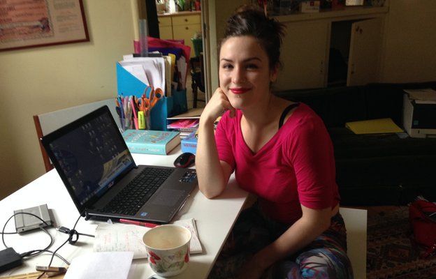 Student raises her university fees through crowdfunding - BBC News