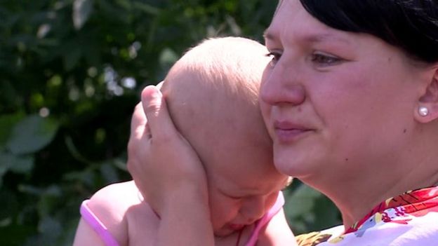 Ukraine MH17: Air crash team finds human remains - BBC News