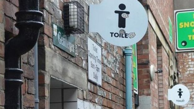 Lincoln 'cottaging' toilets sold at auction - BBC News