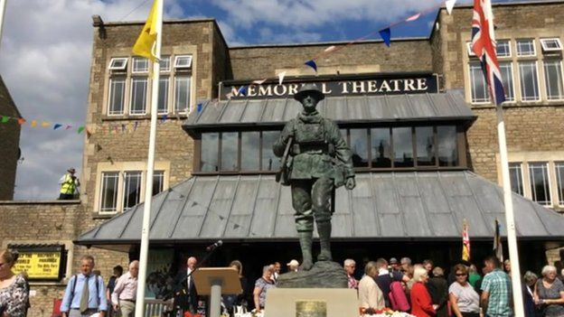 Forgotten WWI Frome soldier statue dedicated - BBC News