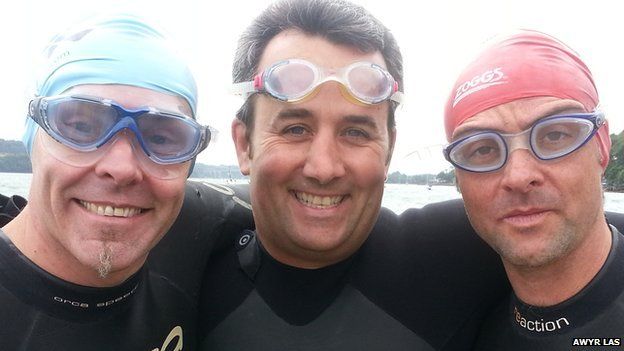 Hinterland's Richard Harrington in Menai Strait charity swim - BBC News