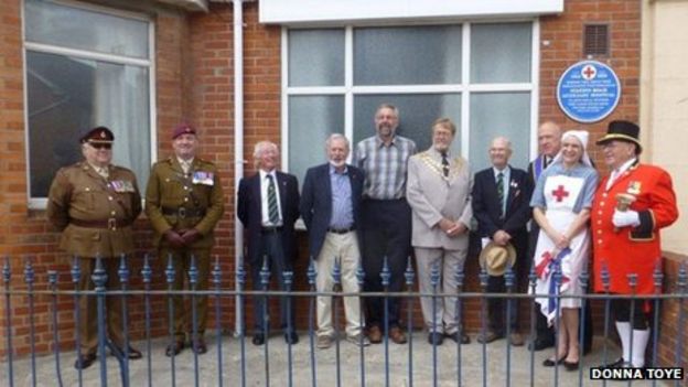 Gillingham's WW1 Red Cross Hospital plaques unveiled - BBC News