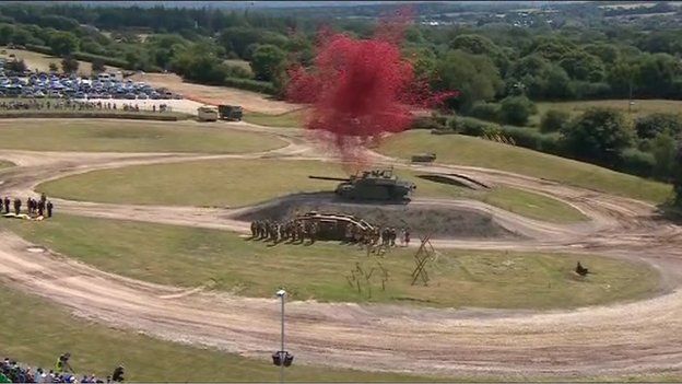 'Poppy explosion' in Dorset commemorates WW1 deaths - BBC News