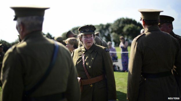 Prince Harry unveils WW1 Memorial Arch in Folkestone - BBC News
