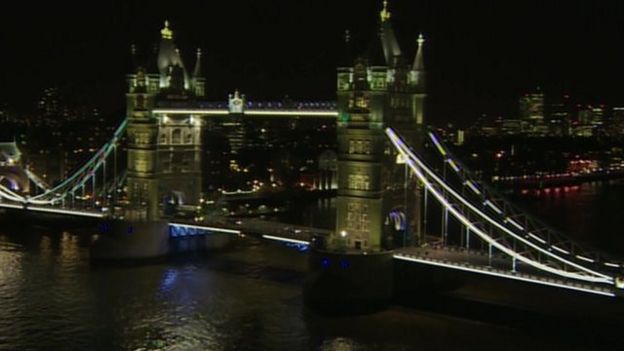 WW1 centenary: Column of light illuminates London commemoration - BBC News