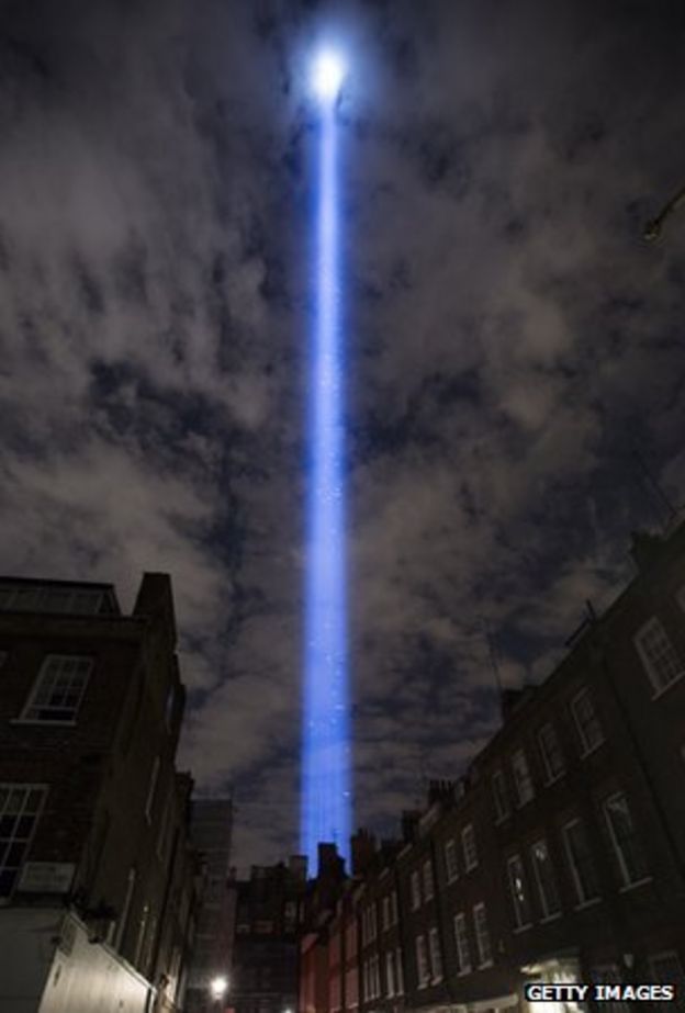 WW1 centenary: Column of light illuminates London commemoration - BBC News