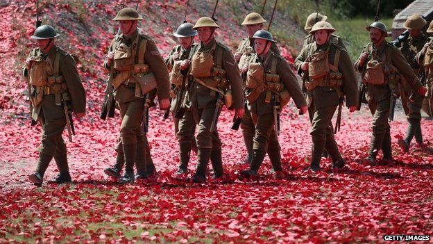 'Poppy explosion' in Dorset commemorates WW1 deaths - BBC News