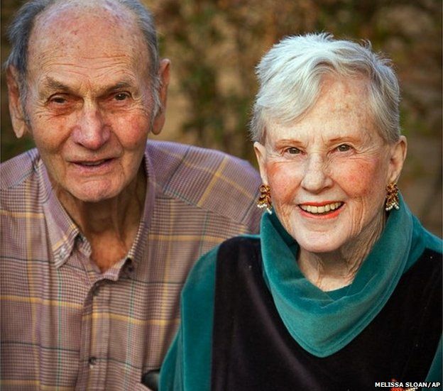 Couple married for 62 years die together - BBC News