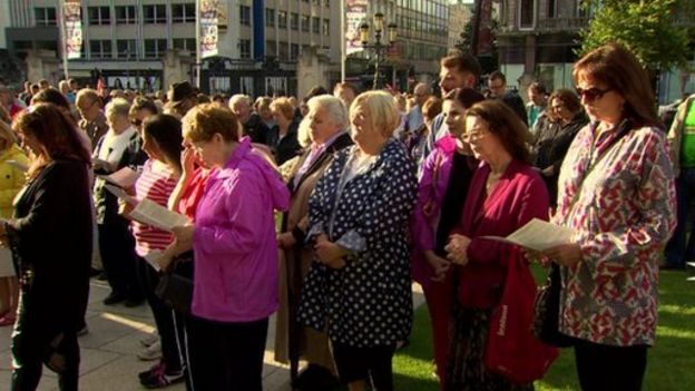 Belfast City Hall peace vigil for those suffering in conflicts - BBC News