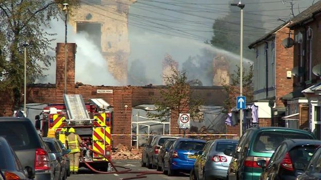 Leicester factory fire forces evacuation of hundreds of homes - BBC News