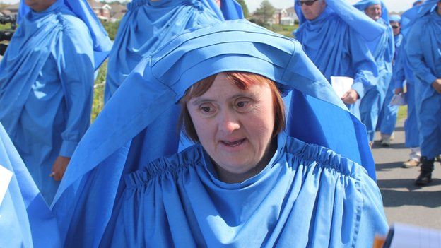 Urddo aelodau newydd yr Orsedd yn yr haul - BBC Cymru Fyw