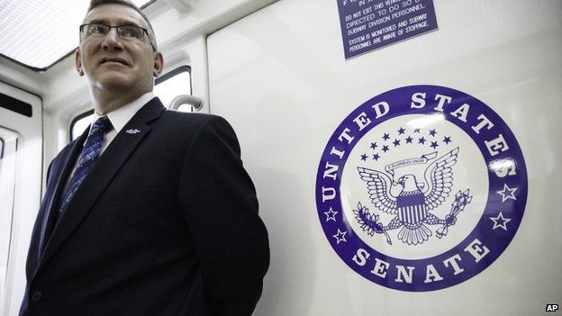 Democrat John Walsh drops campaign over plagiarism - BBC News