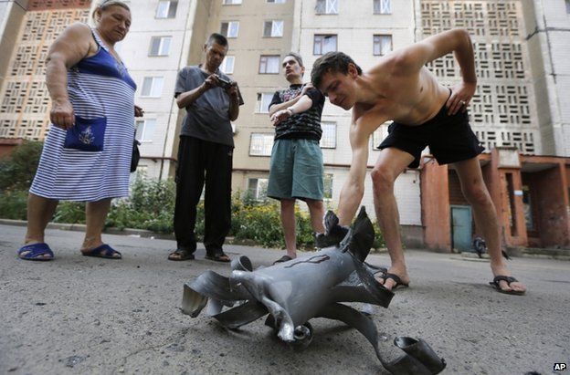 West warns Russia against 'aid' mission in Ukraine - BBC News