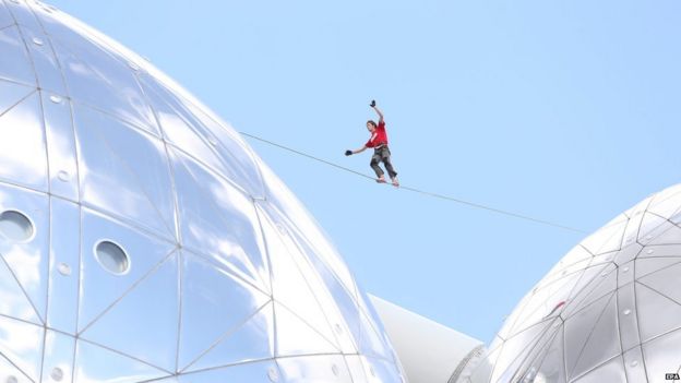 Daredevil tightrope walkers on Brussels' Atomium - BBC Newsround