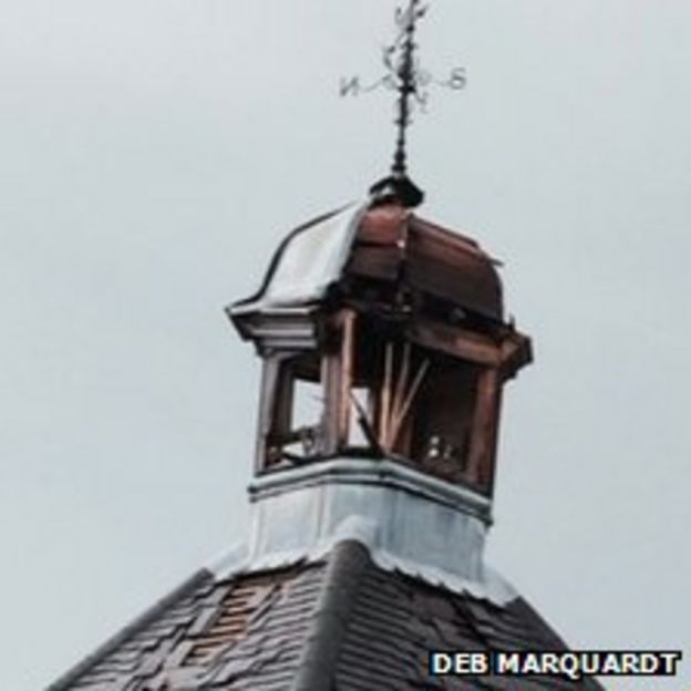 Crowborough clock tower struck by lightning - BBC News