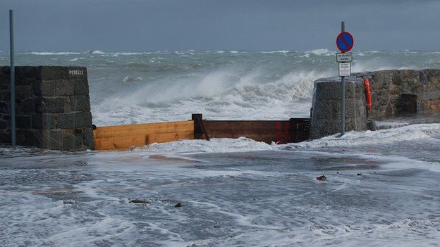 Guernsey tide warning issued for west coast - BBC News