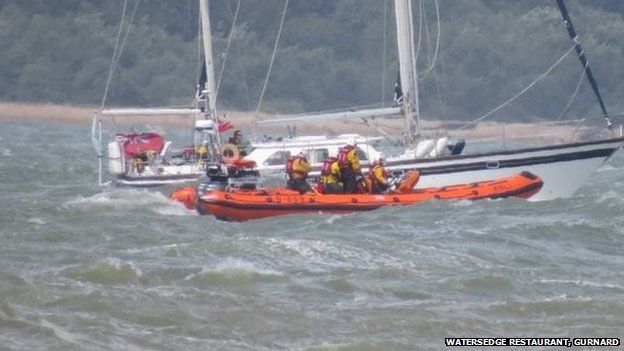Solent yachtsman dies in boom accident - BBC News