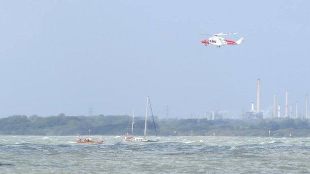 Solent yachtsman dies in boom accident - BBC News