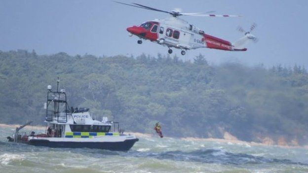 Solent yachtsman dies in boom accident - BBC News
