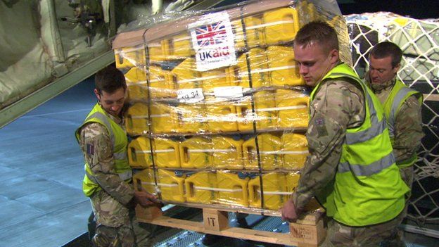 RAF planes make second aid drop in northern Iraq - BBC News