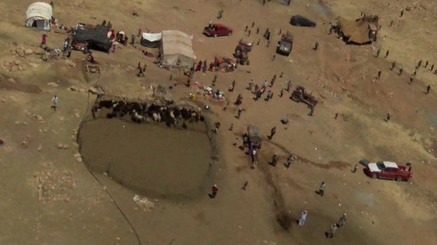 Rescuing the Yazidis: On a helicopter over Mount Sinjar - BBC News