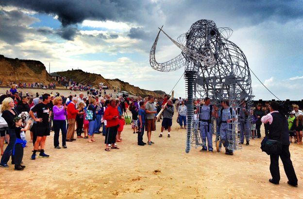 'Mammoth' returns to 'walk' on Norfolk coast - BBC News