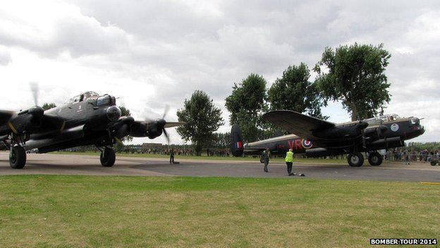 Historic Lancasters' tandem flight takes place in Lincolnshire - BBC News