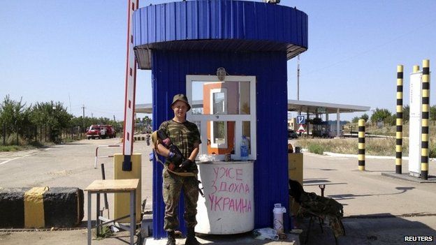 Ukraine crisis: Russia aid convoy slows amid spats - BBC News