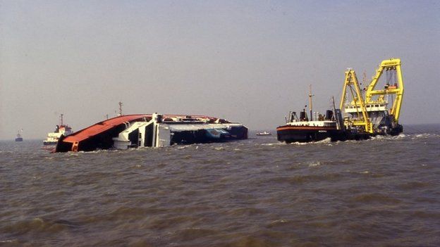 Zeebrugge disaster: Seaford's Jane Hind tells of family loss - BBC News