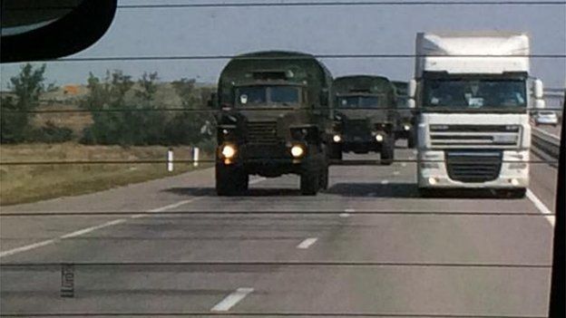 Ukraine crisis: Russia aid convoy heads for border - BBC News