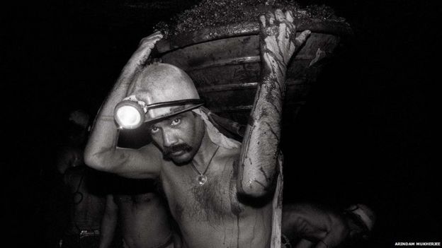 In pictures: India's coal miners - BBC News