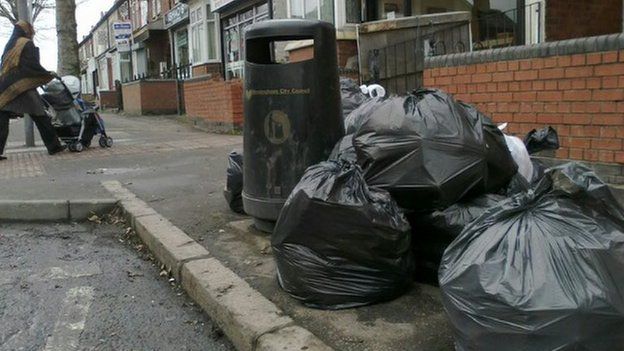 Birmingham binmen and cleaners on week's second strike - BBC News